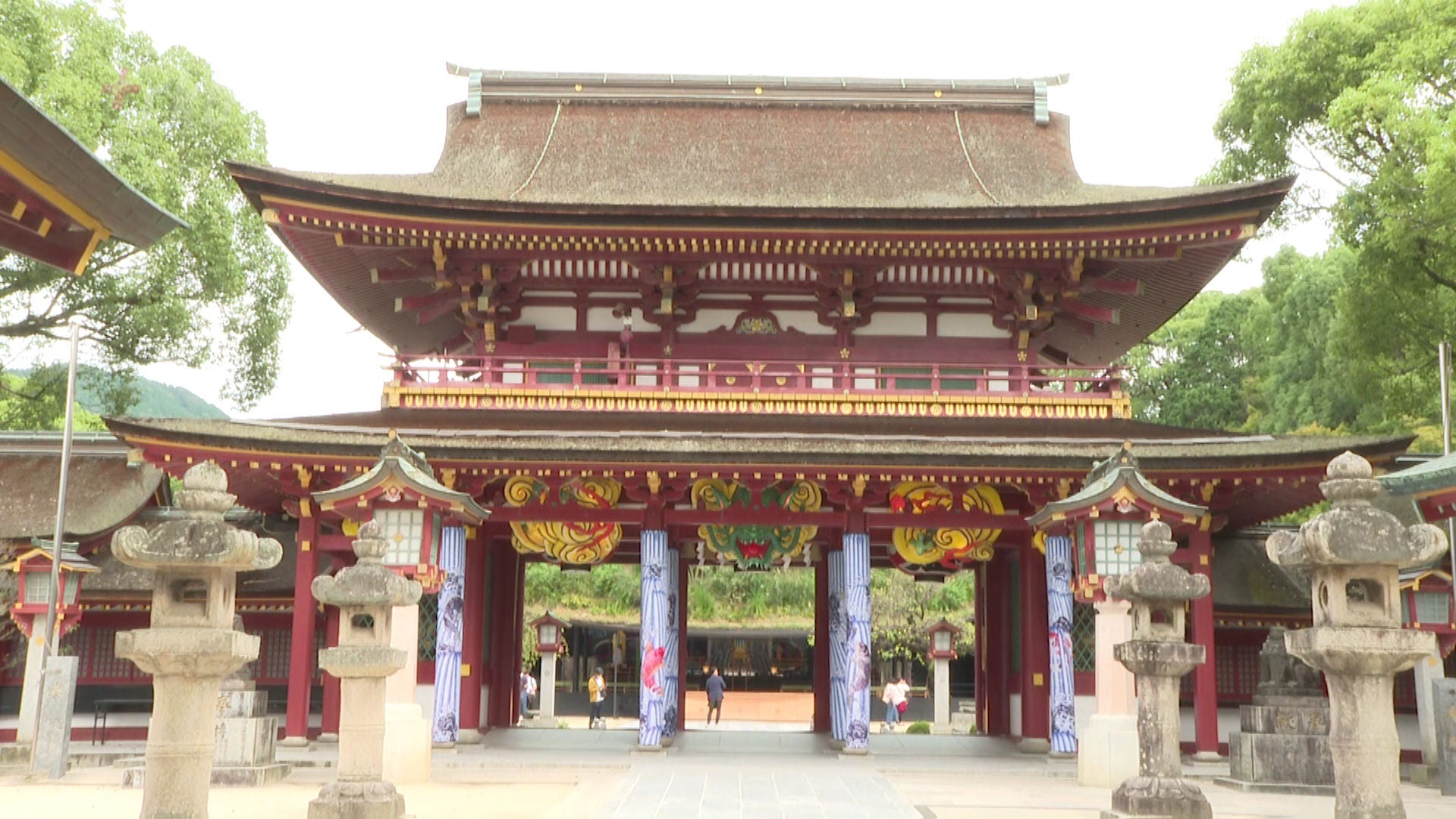 124年ぶりに太宰府天満宮「本殿」改修、屋根の“檜”の樹皮をはがす工事始まる - RKB毎日放送